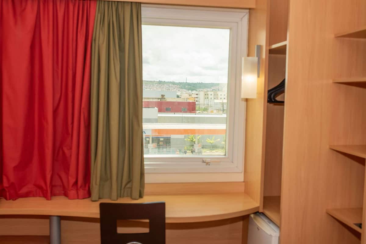 Minibar, Wi-fi grátis, roupa de cama fornecida