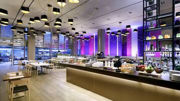 Café da manhã com buffet todos os dias (EUR 27 por pessoa)