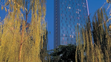 Fachada da propriedade à noite