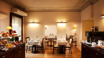 Café da manhã com buffet todos os dias (PLN 79 por pessoa)