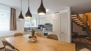 Apartamento, 2 quartos, vista para a montanha | Cozinha privada | Um frigorífico, uma placa de cozinha, uma cafeteira/bule