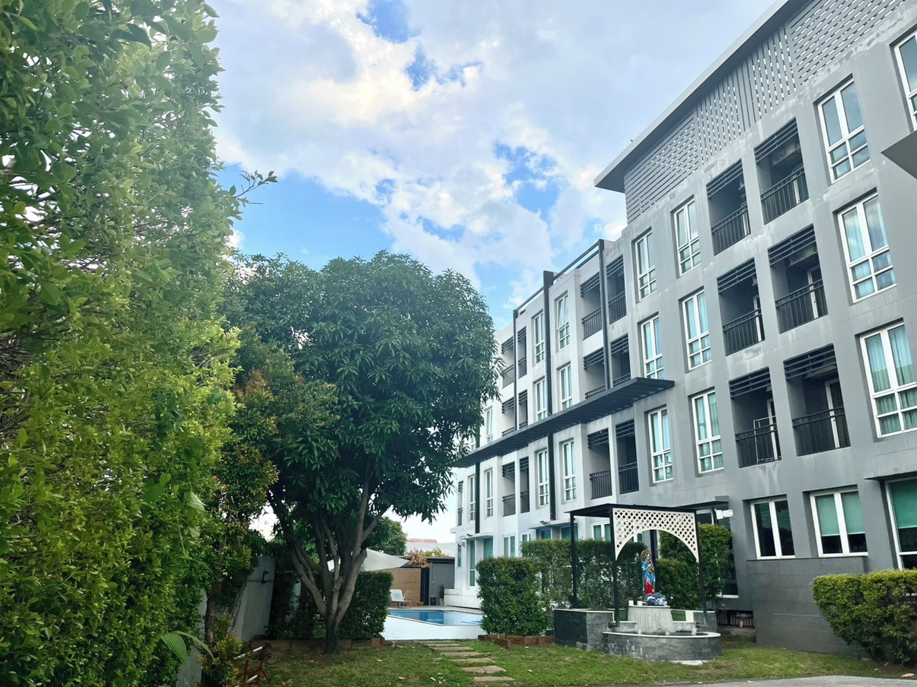 Um edifício moderno com várias varandas e janelas grandes.