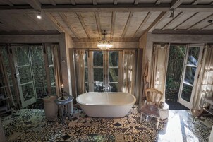 Suite Tradicional, 1 cama king-size, vista para o jardim, junto à piscina | Casa de banho | Artigos de higiene pessoal grátis, um secador de cabelo, roupões 