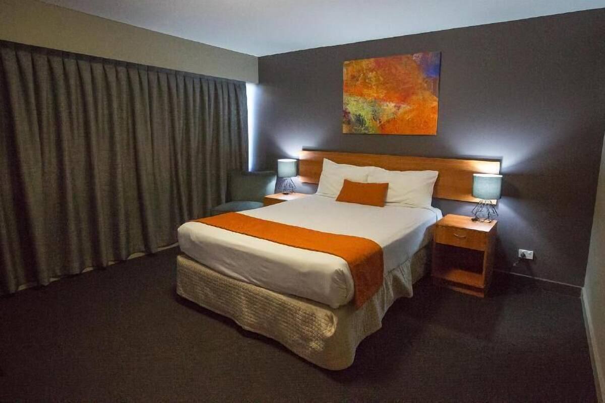 Secretária, cortinas/cortinados opacos, ferro/tábua de engomar