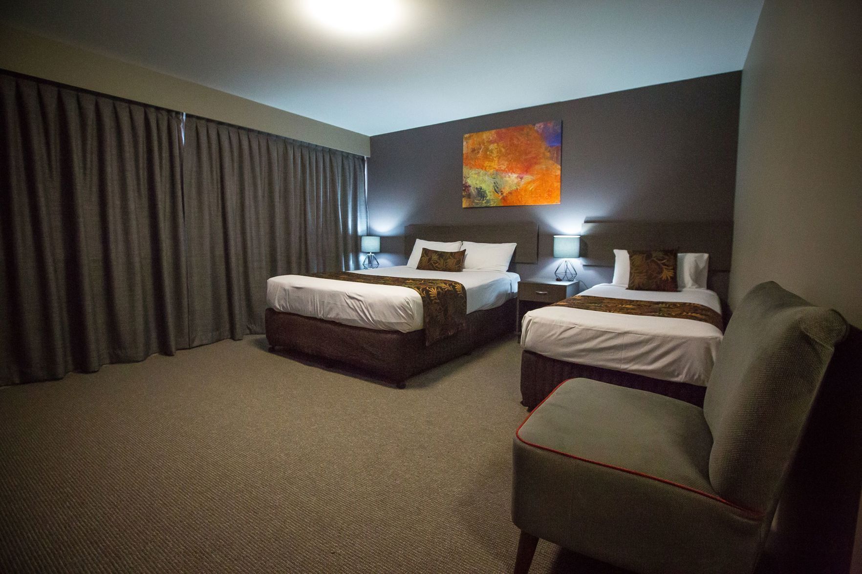 Secretária, cortinas/cortinados opacos, ferro/tábua de engomar 