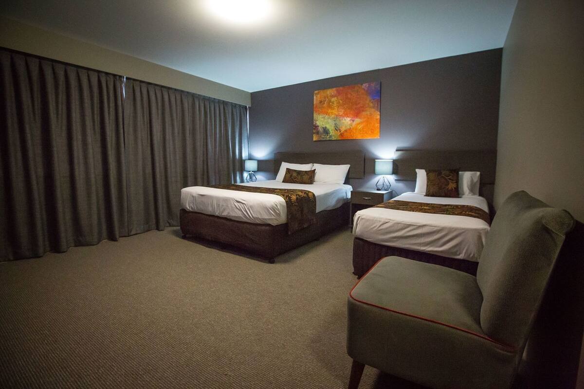 Secretária, cortinas/cortinados opacos, ferro/tábua de engomar