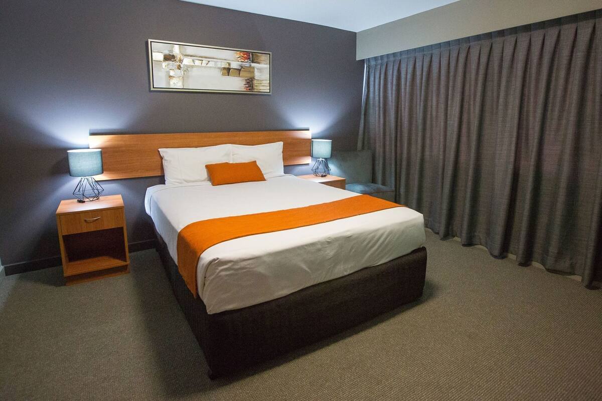 Secretária, cortinas/cortinados opacos, ferro/tábua de engomar