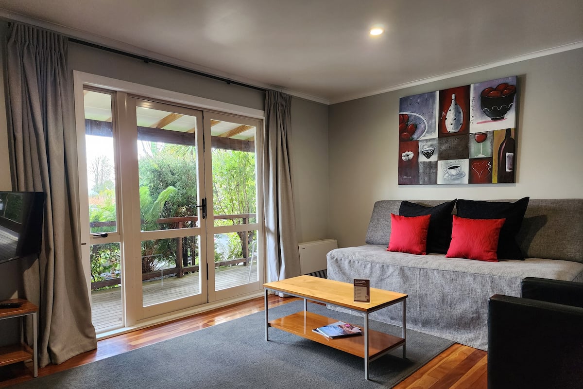 Apartamento conforto, 2 quartos, cozinha, no piso térreo | Área de estar | Mesa de pingue-pongue, brinquedos, livros