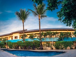 2 piscinas exteriores, guarda-sóis, espreguiçadeiras