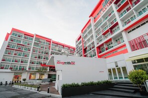 Piscina exterior, espreguiçadeiras 