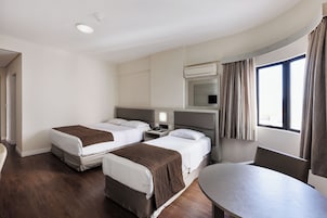 Quarto Deluxe | Minibar, cofre no quarto, secretária, cortinas/cortinados opacos 