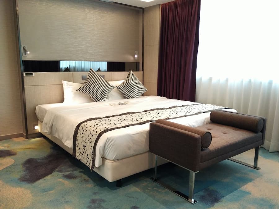 Edredões de penas, minibar, cofre no quarto, cortinas/cortinados opacos