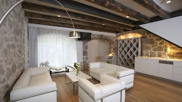 Deluxe Villa, 3 Bedrooms, Terrace (Jacuzzi ) | Sala de estar | TV LCD 60 polegadas com canais via satélite, TV