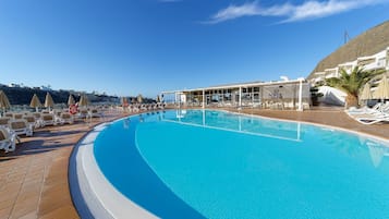 Piscina externa, funciona das 11h às 18h, guarda-sóis, espreguiçadeiras