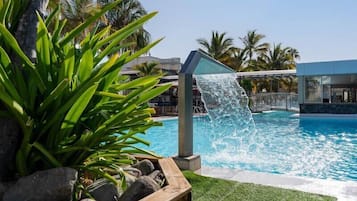 Piscina externa, funciona das 11h às 18h, guarda-sóis, espreguiçadeiras