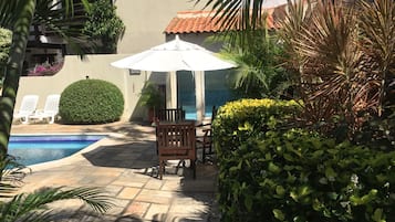 Piscina externa, guarda-sóis, espreguiçadeiras