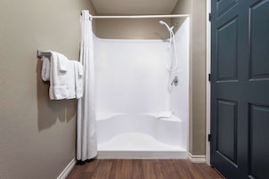 Suite, 1 quarto, acessível, não fumadores (Mobility, Roll-in Shower) | Casa de banho | Um polibã, artigos de higiene pessoal grátis, um secador de cabelo