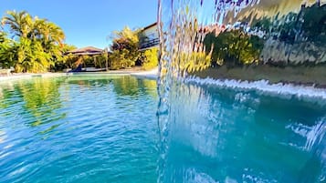 Piscina exterior, guarda-sóis, espreguiçadeiras