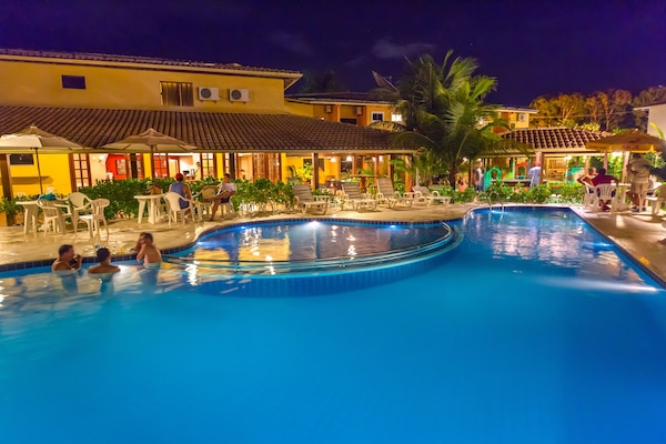 Piscina externa, funciona das 9h às 20h, guarda-sóis, espreguiçadeiras