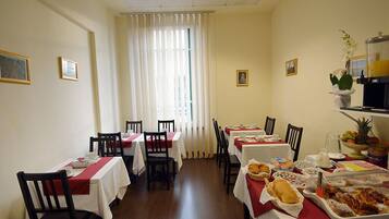 Pequeno-almoço tipo buffet diário (8 EUR por pessoa)