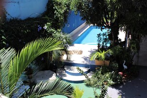 Piscina externa, espreguiçadeiras