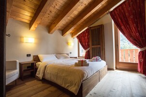 Dúplex, 1 quarto, varanda | Edredões de penas, com decoração personalizada 