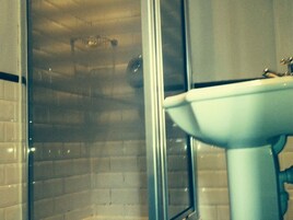 Quarto Twin Standard, casa de banho anexa | Casa de banho