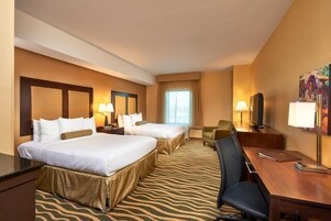 Quarto standard, 2 camas Queen, para não fumantes | Cofres nos quartos, escrivaninha, cortinas blackout