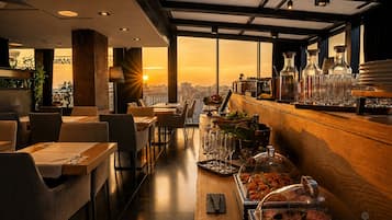 Café da manhã com buffet todos os dias mediante uma taxa