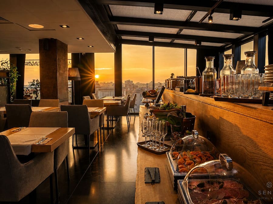 Pequeno-almoço tipo buffet diário mediante uma taxa