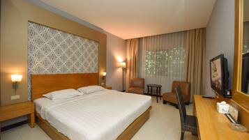 Minibar, secretária, quartos insonorizados, camas desdobráveis