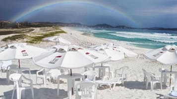 Uma praia privada nas proximidades, praia de areia branca