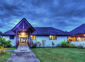 Fachada da propriedade à noite