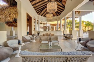 7 bares/lounges, 3 bares junto à piscina