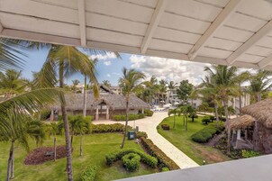 Minibar, cofre no quarto, secretária, cortinas/cortinados opacos 