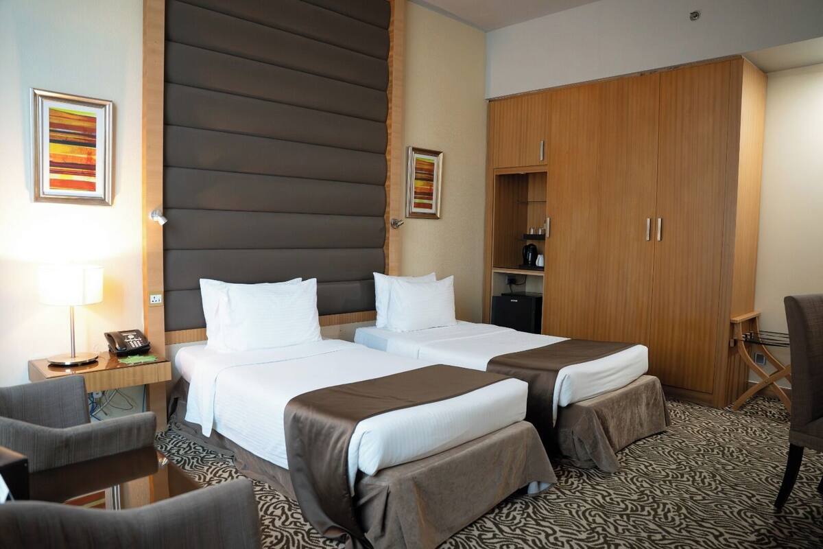 Quarto Twin Standard, 2 camas individuais | Roupa hipoalergénica, minibar, cofre no quarto, secretária 