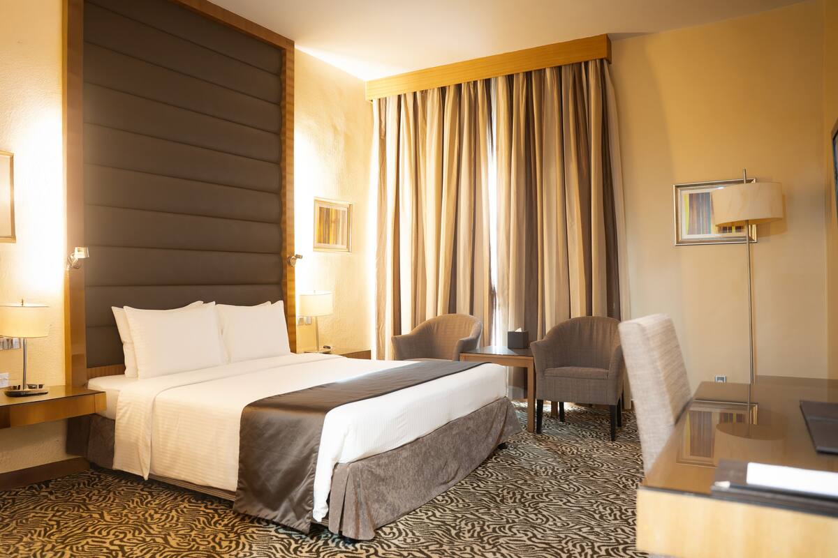Roupa hipoalergénica, minibar, cofre no quarto, secretária 