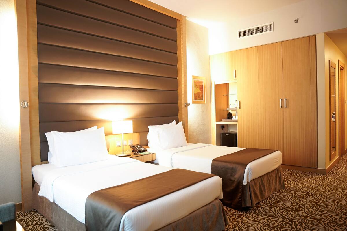 Roupa hipoalergénica, minibar, cofre no quarto, secretária 