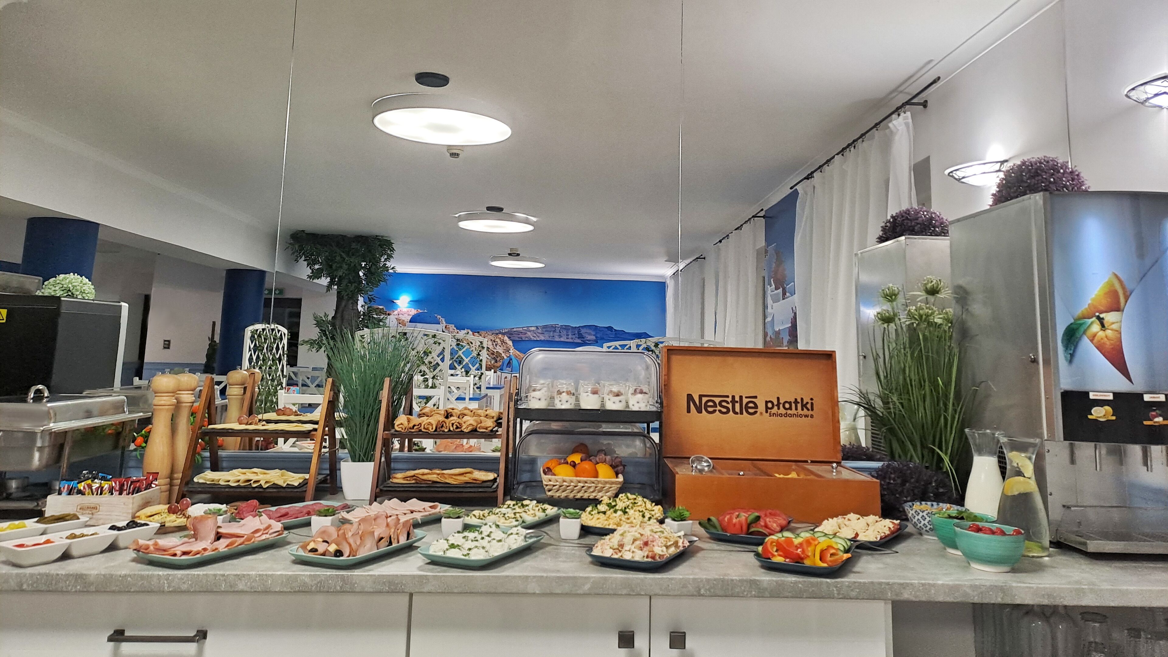Buffet com diversos alimentos e sinalização da Nestlé.