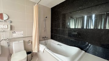 Suite Executiva | Casa de banho | Artigos de higiene pessoal grátis, um secador de cabelo, chinelos
