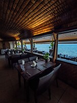 Pequenos-almoços, almoços, jantares servidos, com vista para a praia 