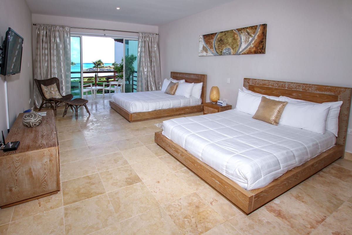 Studio with Ocean View | Sala de estar | Televisor LED de 32 polegadas com canais por cabo, televisor
