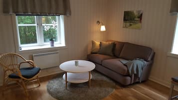 Apartamento Familiar, 2 quartos, junto ao jardim | Sala de estar | Televisor