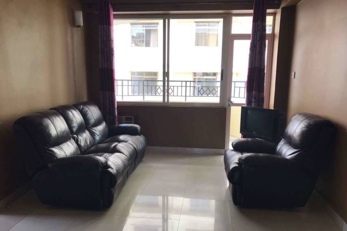 Two Bedrooms Apartment | Sala de estar | TV 18 polegadas com canais a cabo