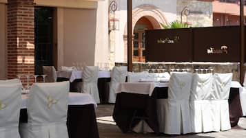 2 restaurantes, pequenos-almoços servidos, cozinha espanhola