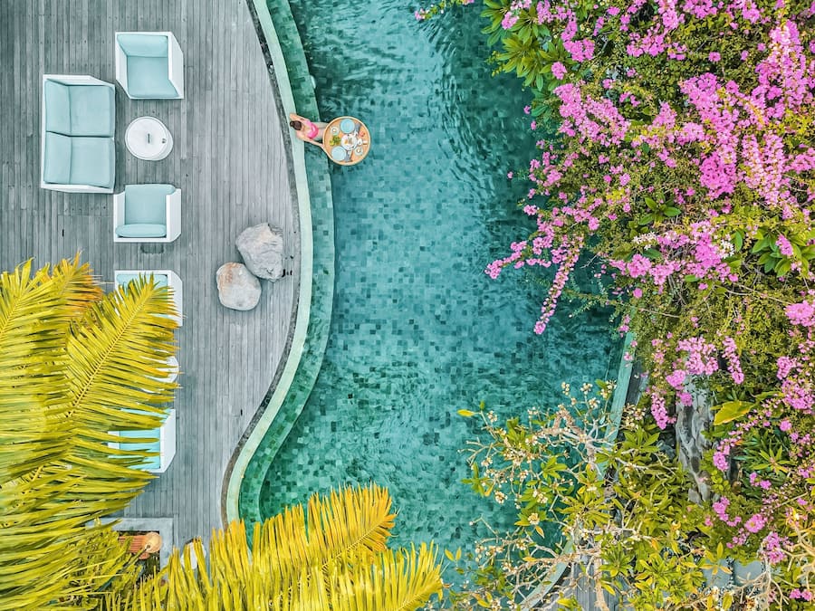 Piscina externa, guarda-sóis, espreguiçadeiras