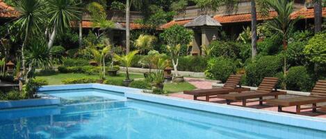 Piscina externa, espreguiçadeiras