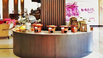 Pequeno-almoço tipo buffet diário (110000 IDR por pessoa)