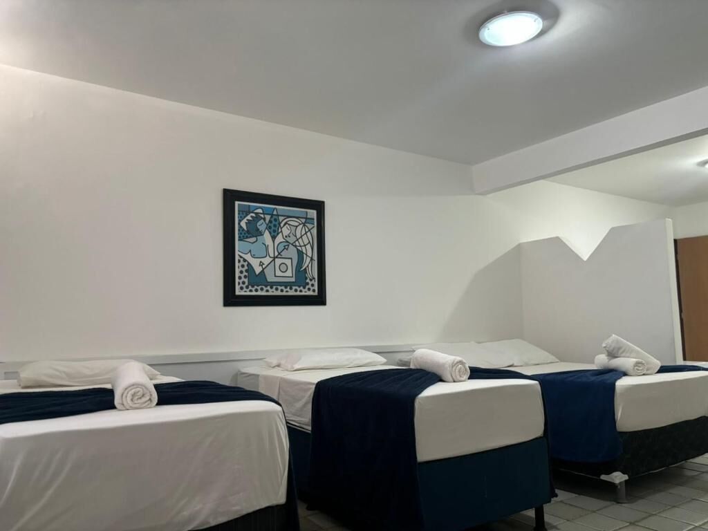 Chuveiro, produtos de toalete grátis, secador de cabelo 