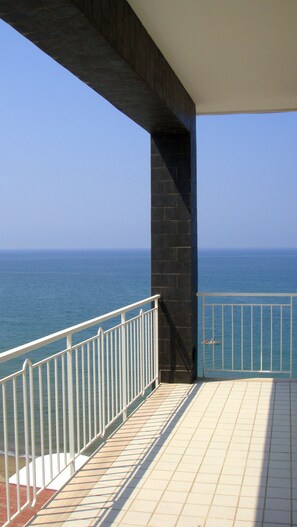 Secretária, acesso para cadeira de rodas 